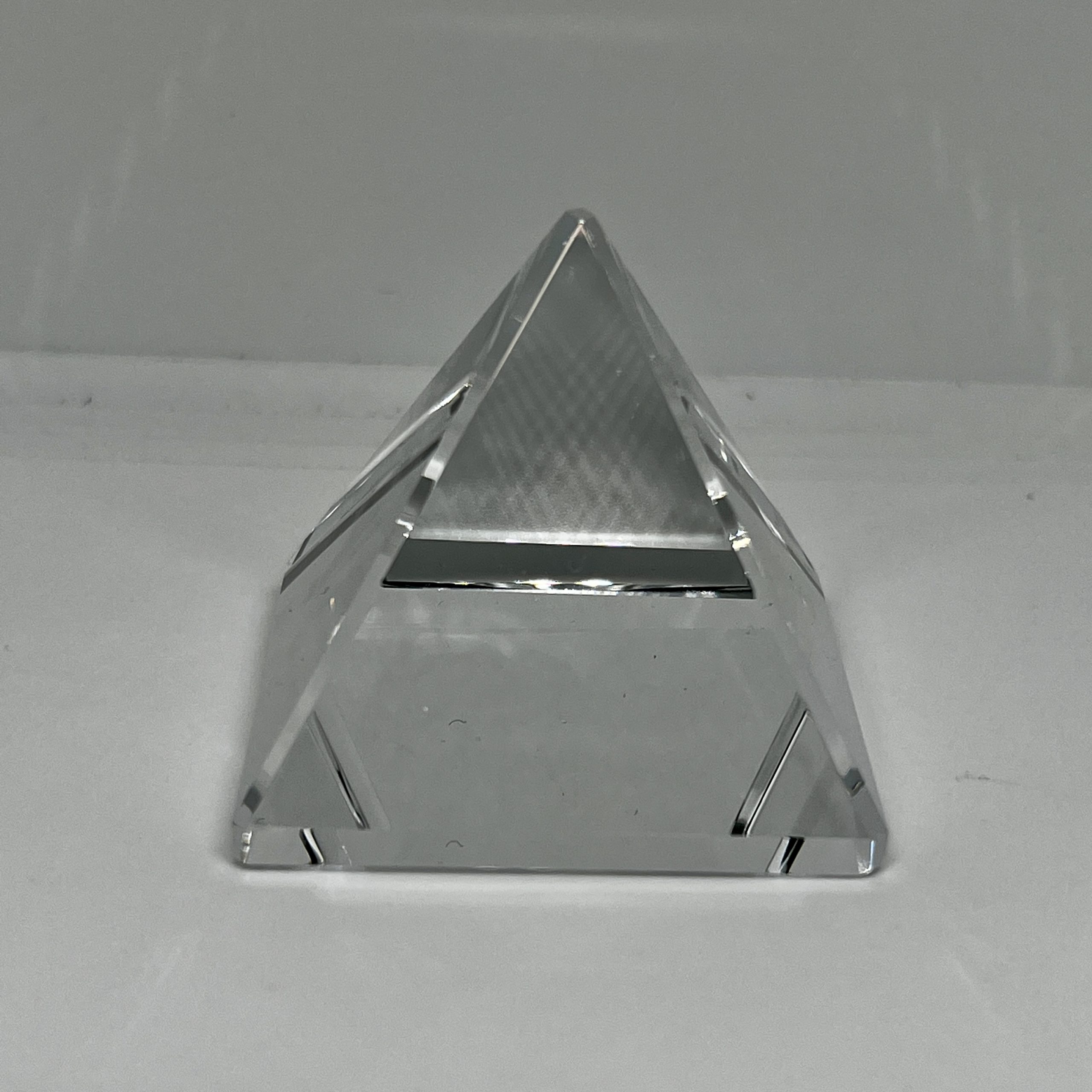 Pyramide du Louvre cristal transparent