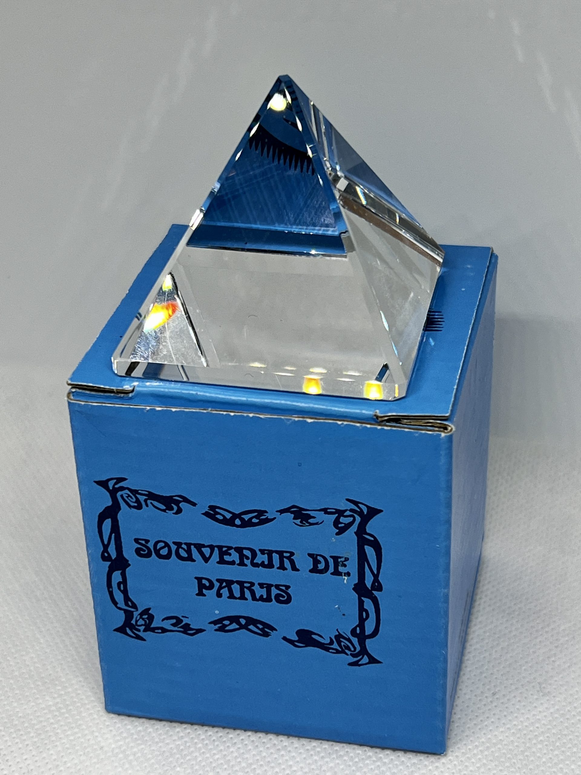 Pyramide du Louvre cristal transparent